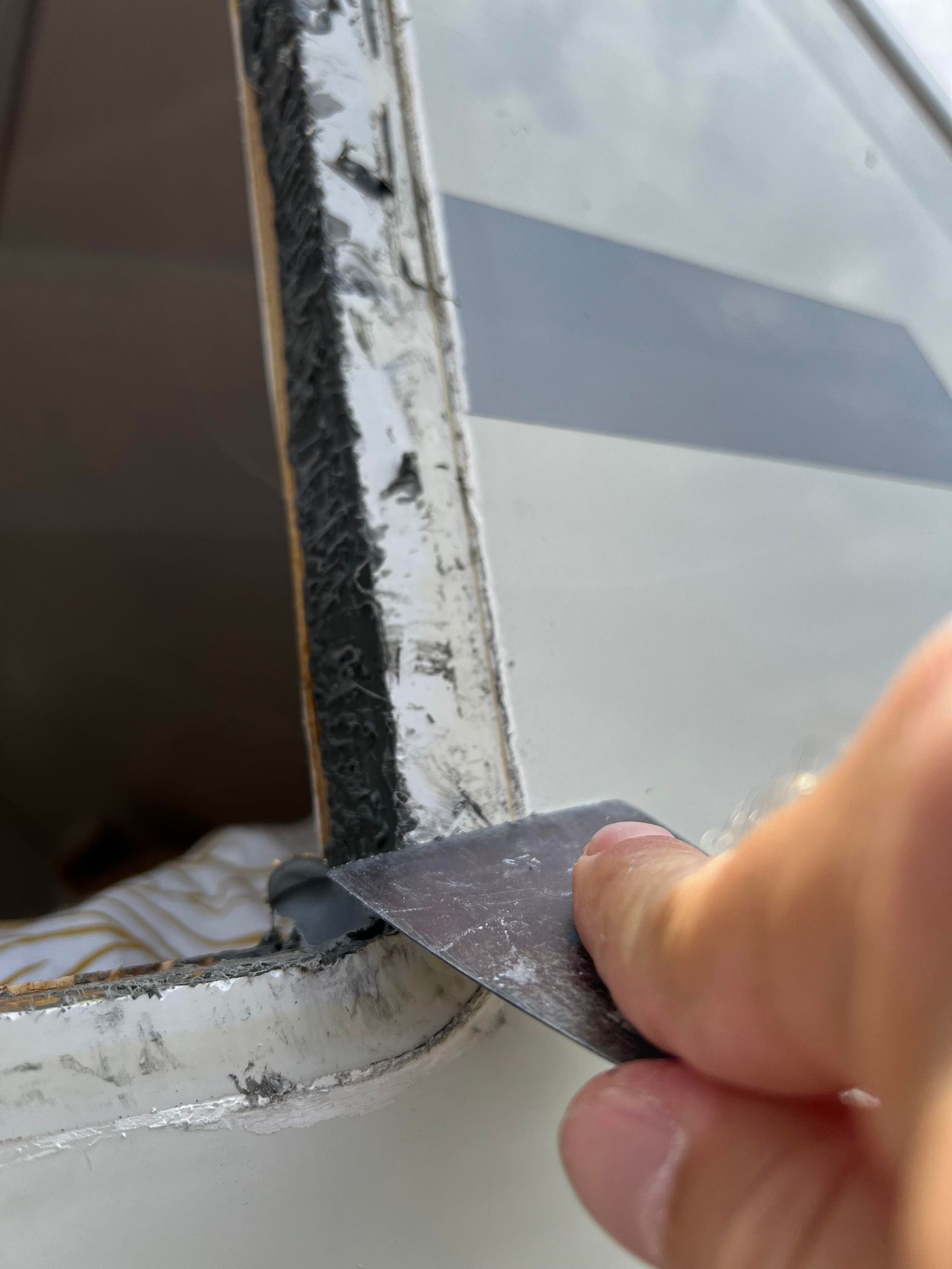 Refaire soi-même les joints de lanterneaux et fenêtres d'un camping-car - Sadako Vanlife